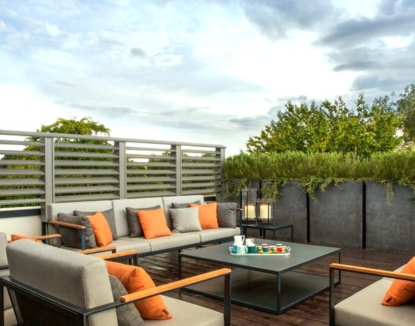 Uncovered – Contemporary Deck – Courtney