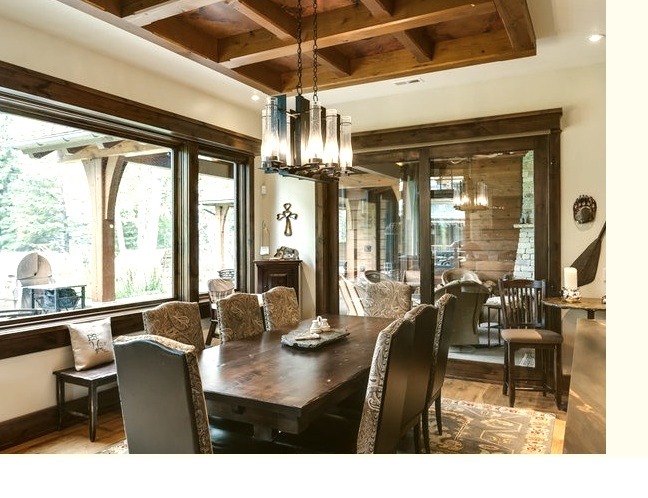 Enclosed – Dining Room – Comn Lines